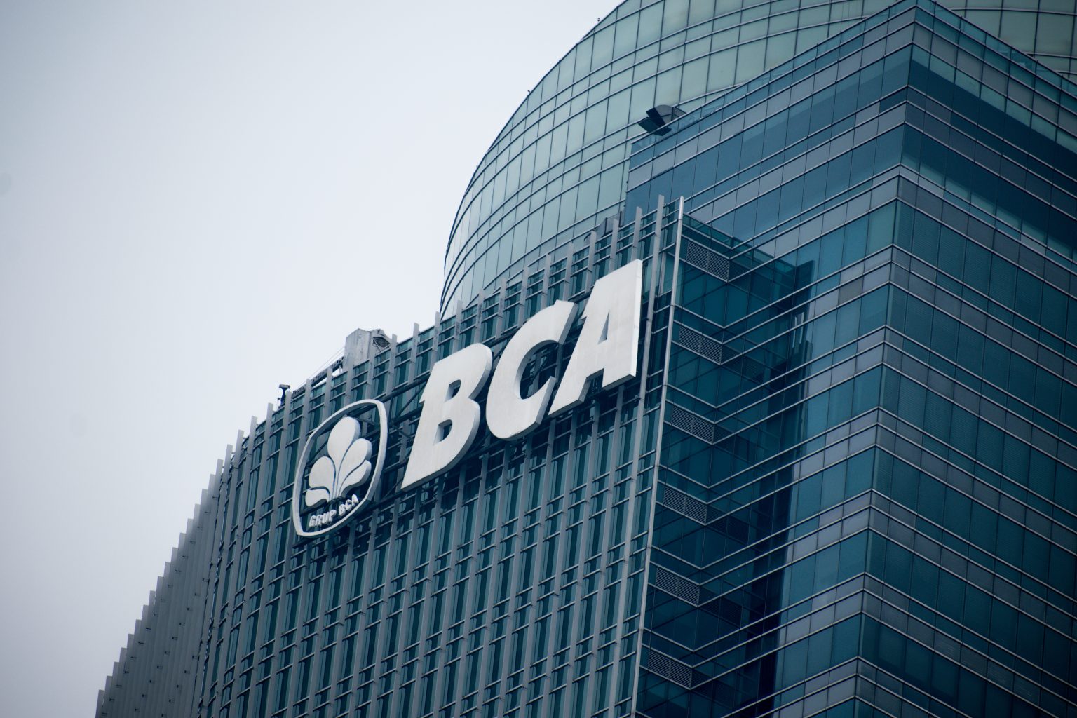 BCA Solitaire: Syarat Minimum Saldo dan Privilege Mewah - Tuwaga