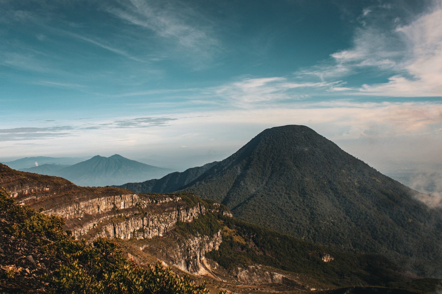 Gunung Gede Via Putri: Jalur, Estimasi Waktu & Biaya Pendakian - Tuwaga
