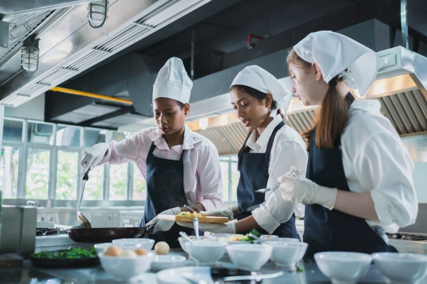 Food and Beverage Adalah Industri Stabil dengan Gaji Menjanjikan! - Tuwaga