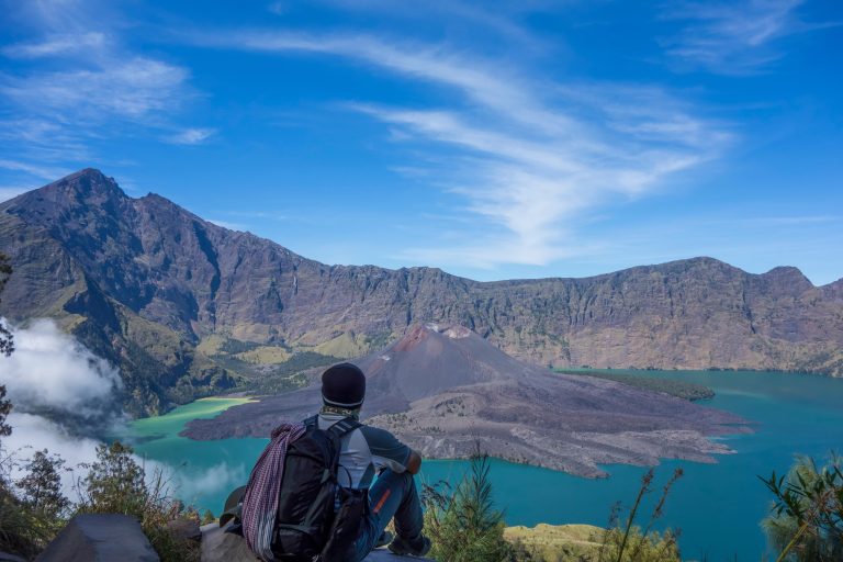 Info Pendakian Gunung Rinjani 2025: Biaya, Jalur, dan Tips Aman - Tuwaga